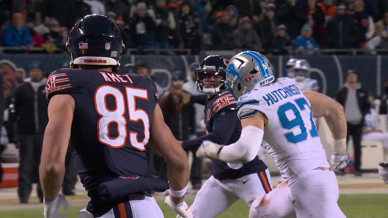Chicago Bears tight end Cole Kmet absorbs considerable contact on game ...