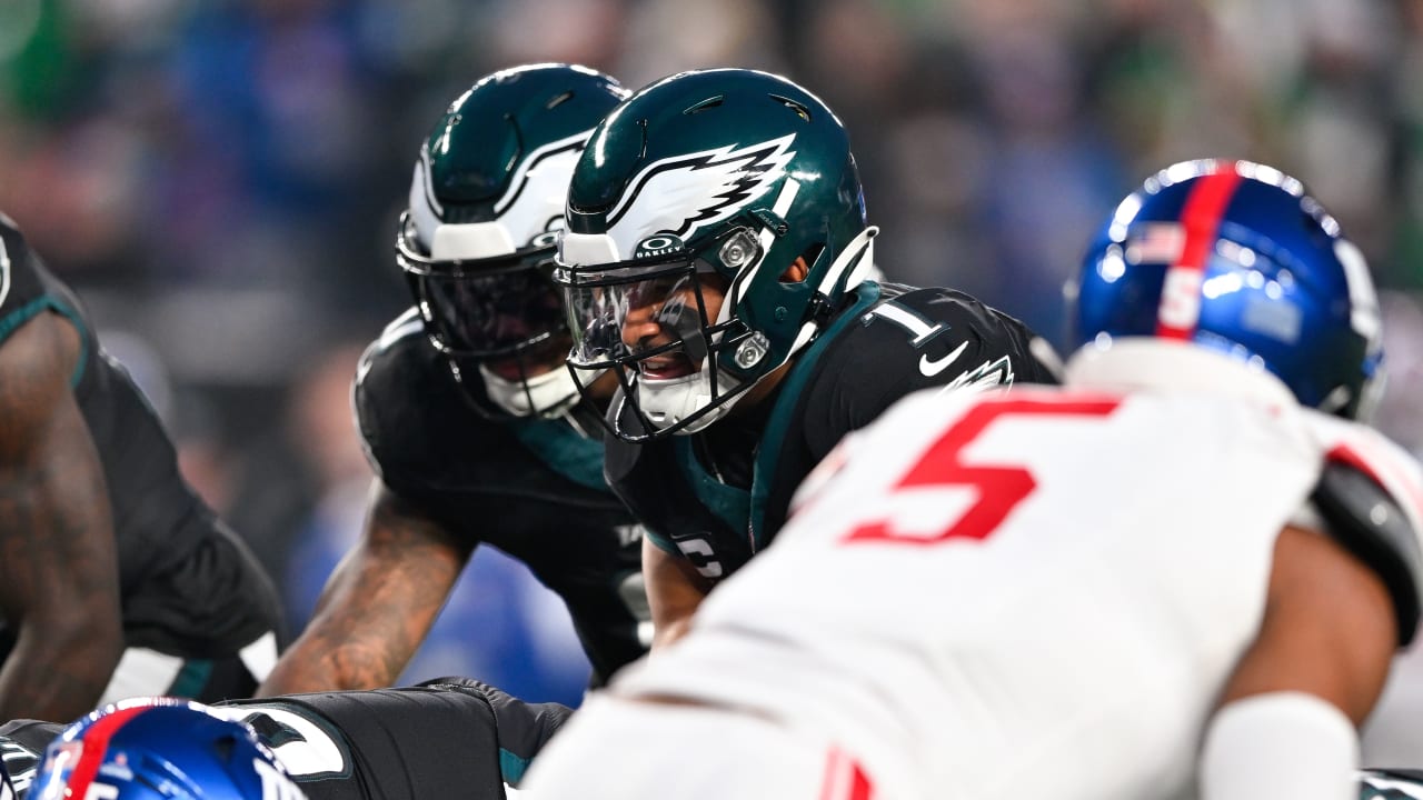 Jalen Hurts rushes to history as Eagles snap losing streak