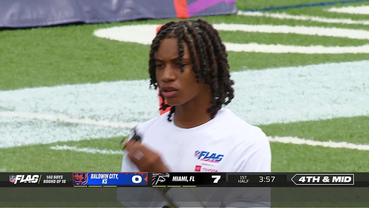 KC Shockers Bears quarterback Dominic Tyler Jr. dumps pass off to wide ...