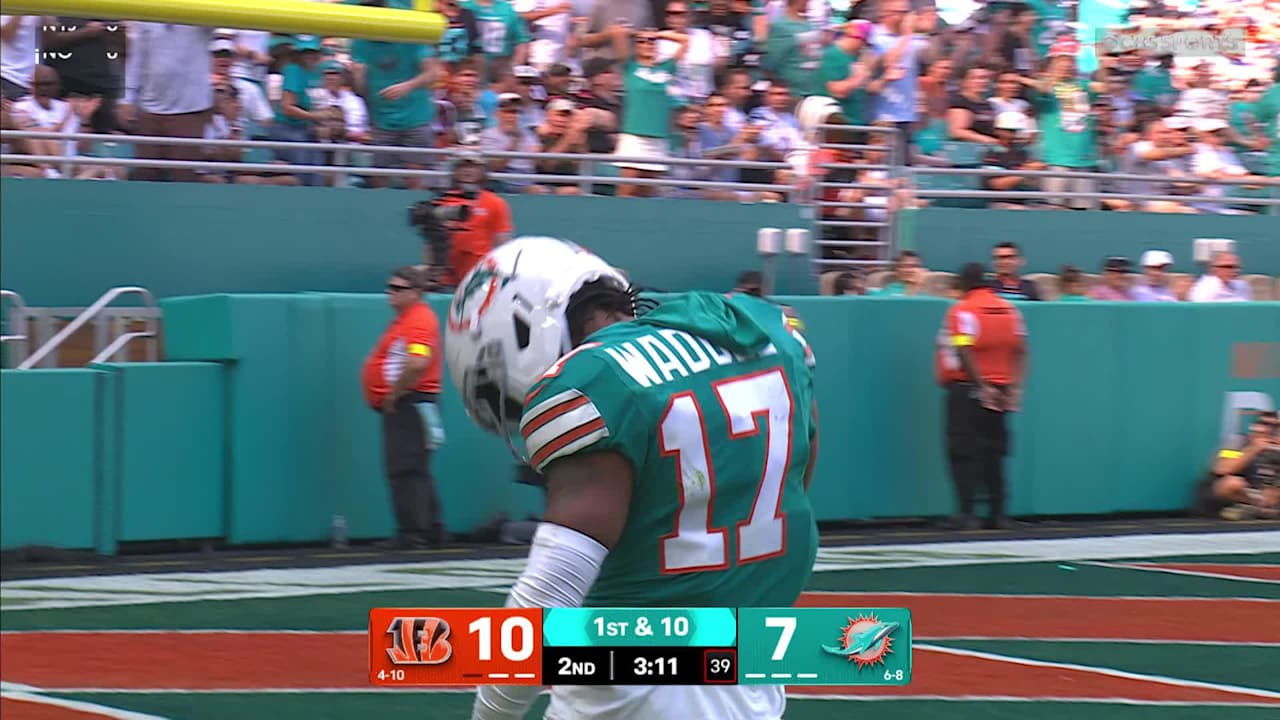 Miami Dolphins wide receiver Jaylen Waddle dices upfield on 21-yard ...