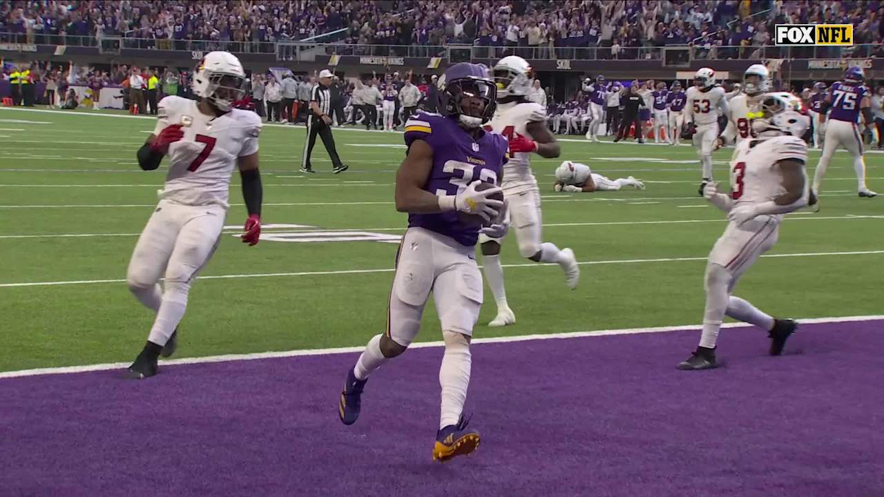 Minnesota Vikings quarterback Sam Darnold's TD pass to running back Aaron Jones ties Vikings ...