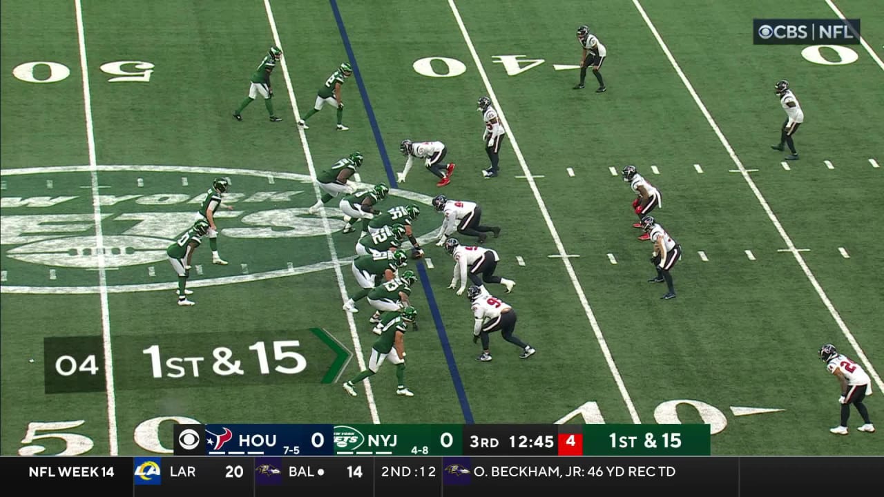New York Jets quarterback Zach Wilson's knee makes awkward movement ...