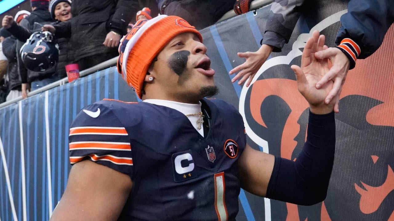 Bears fans, teammates praise QB Justin Fields after performance vs ...