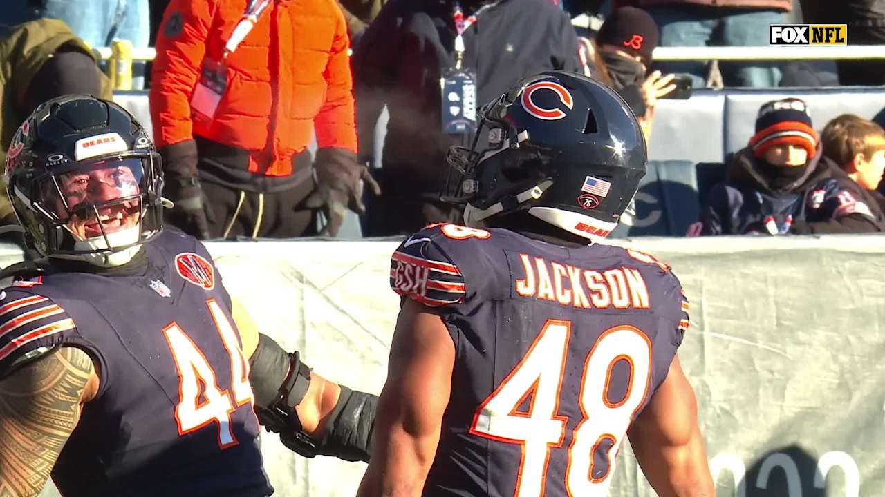 Chicago Bears linebacker D'Marco Jackson tips pass to himself to set up ...