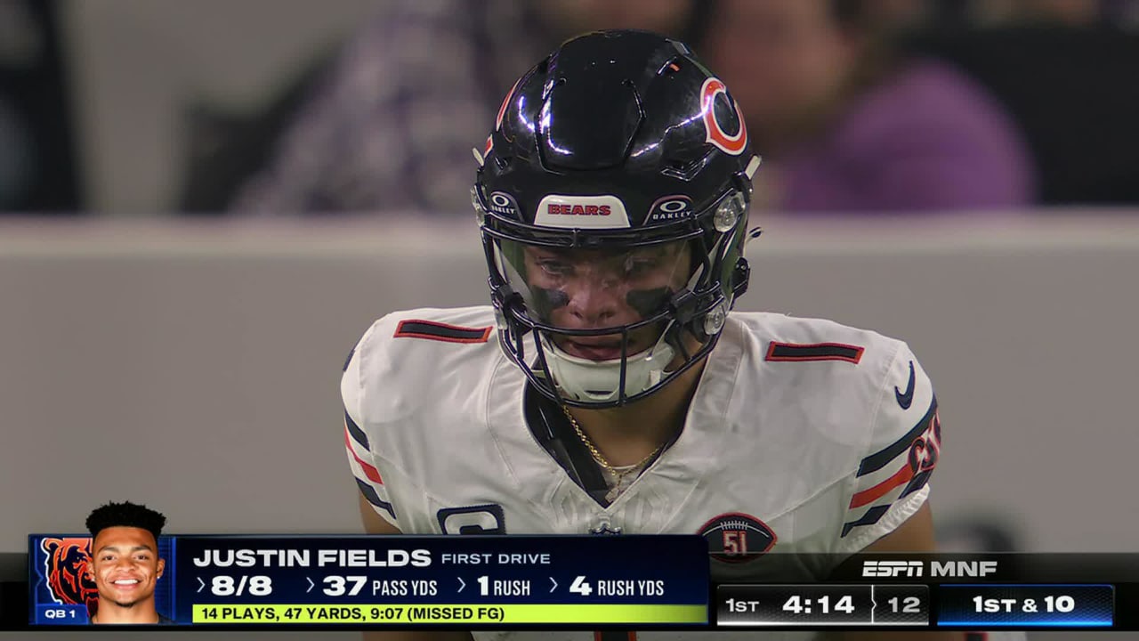 Chicago Bears quarterback Justin Fields keeps read option for 14-yard ...