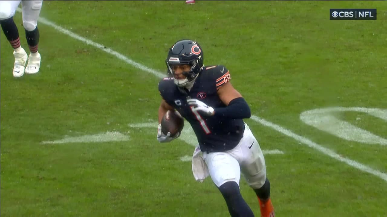 Chicago Bears quarterback Justin Fields wins race to pylon to score his ...