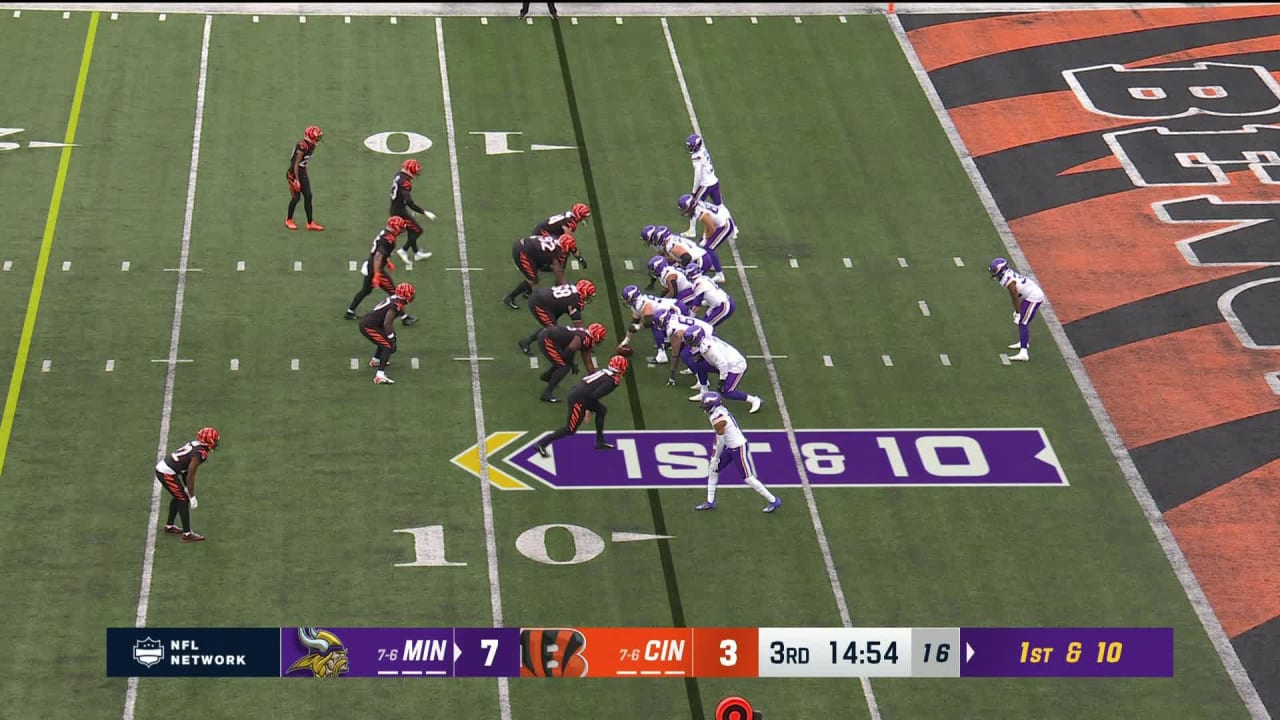Minnesota Vikings running back Ty Chandler bounces outside for 24-yard run