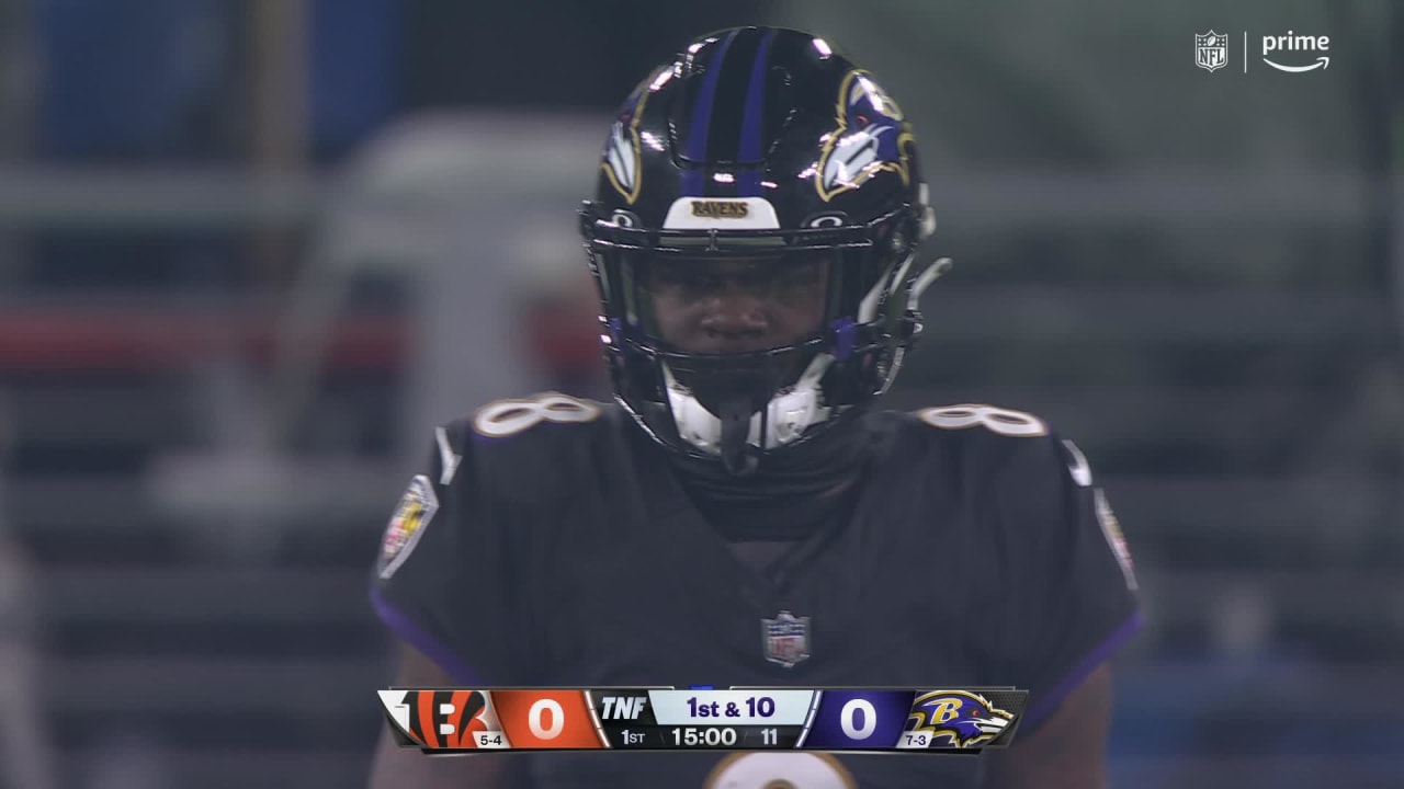Baltimore Ravens quarterback Lamar Jackson delivers a 14-yard strike to ...