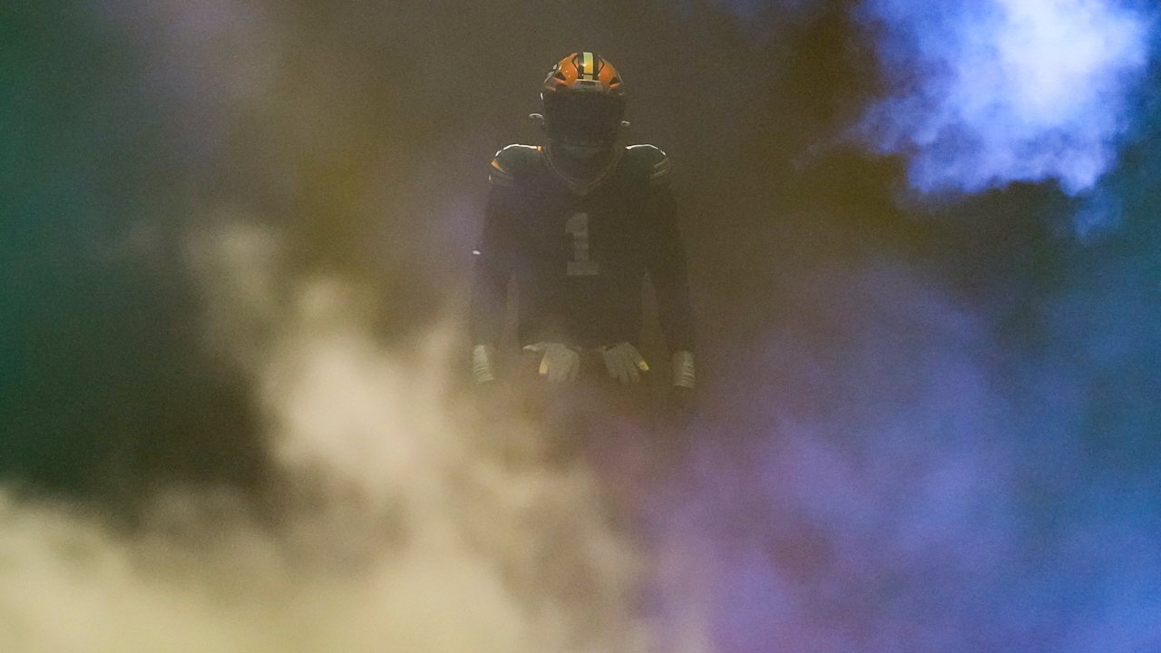 Top 10 Photos from Week 10 of the 2025 Season