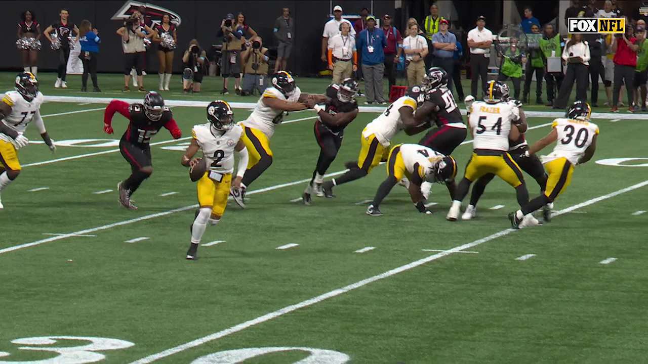 Pittsburgh Steelers quarterback Justin Fields avoids sack, extends drive on third-down scramble