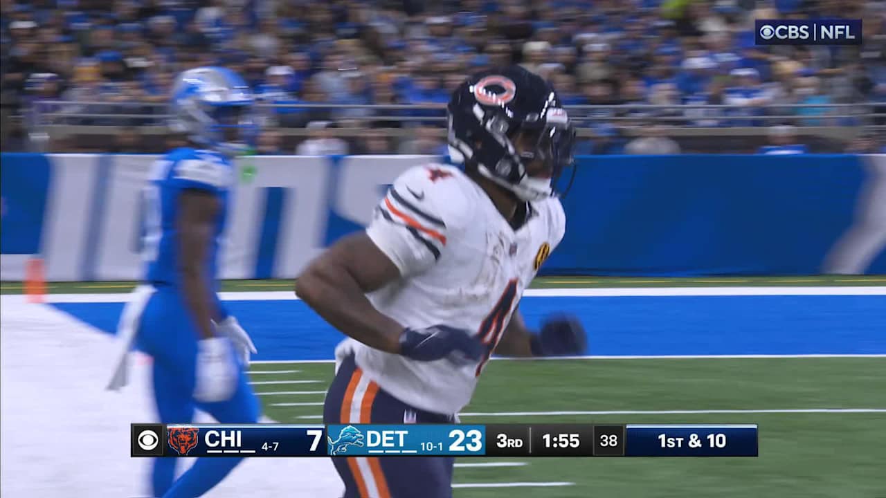 Chicago Bears running back D'Andre Swift takes screen pass for 29-yard gain down sidelines