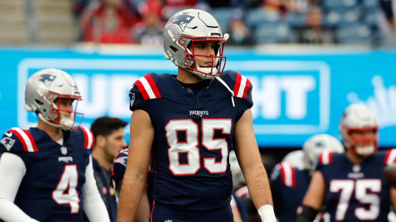 Patriots agree to terms with TE Hunter Henry on new three-year contract