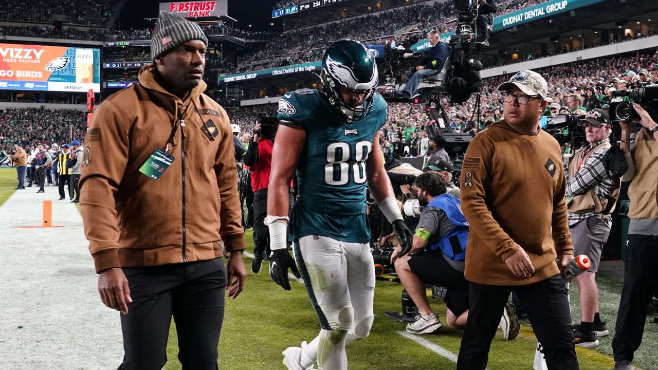 Eagles TE Dallas Goedert suffers fractured forearm, expected to have ...