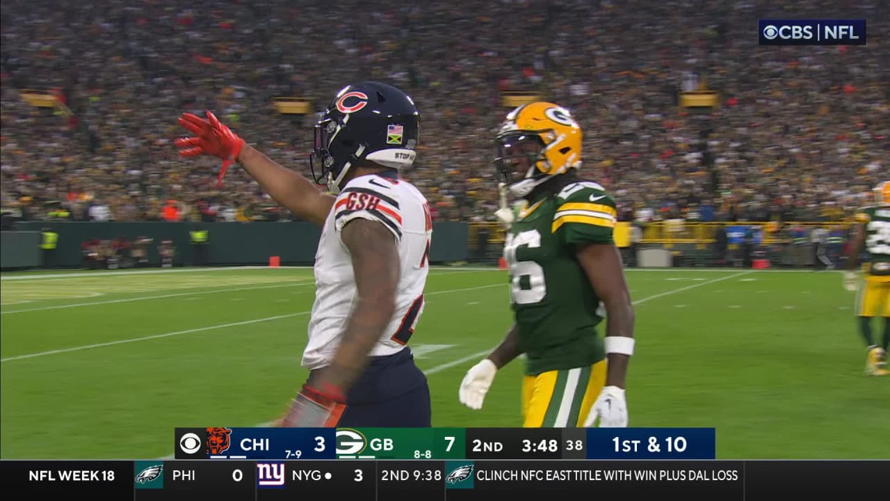 Chicago Bears quarterback Justin Fields dots wide receiver DJ Moore for ...