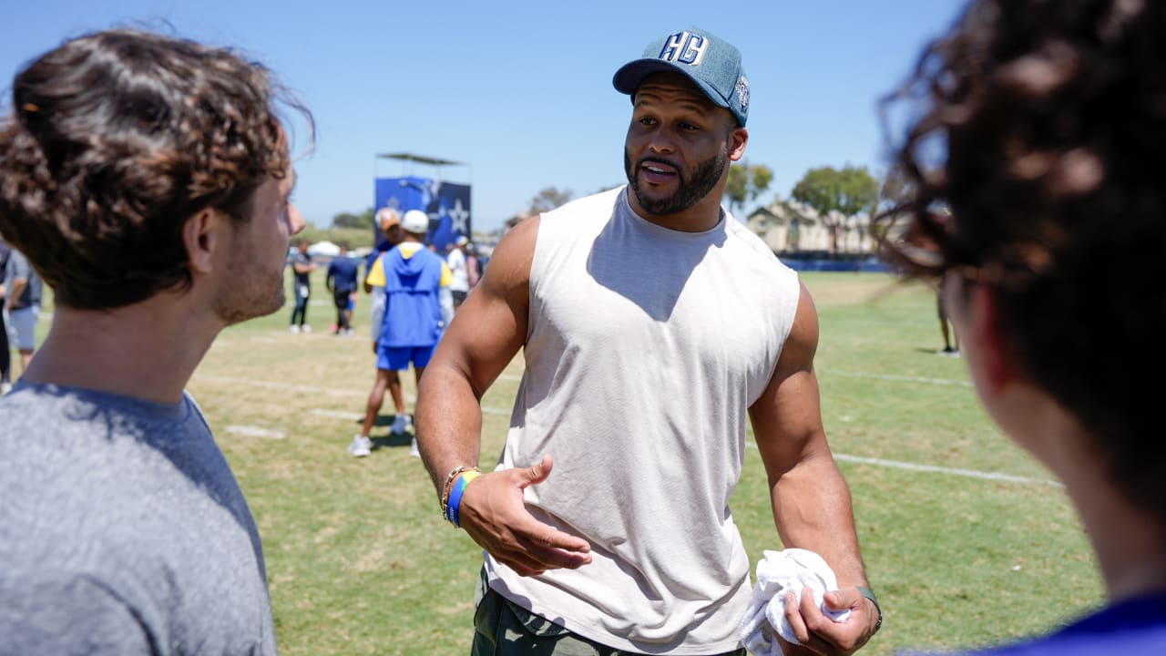 Aaron Donald returns to Rams practice, offers some pointers