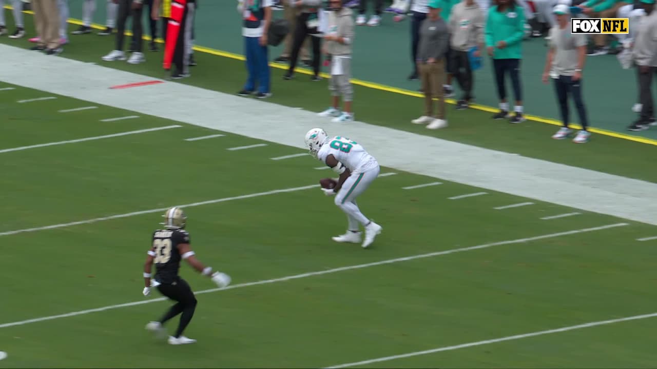 Miami Dolphins quarterback Tua Tagovailoa hits a wide open tight end ...