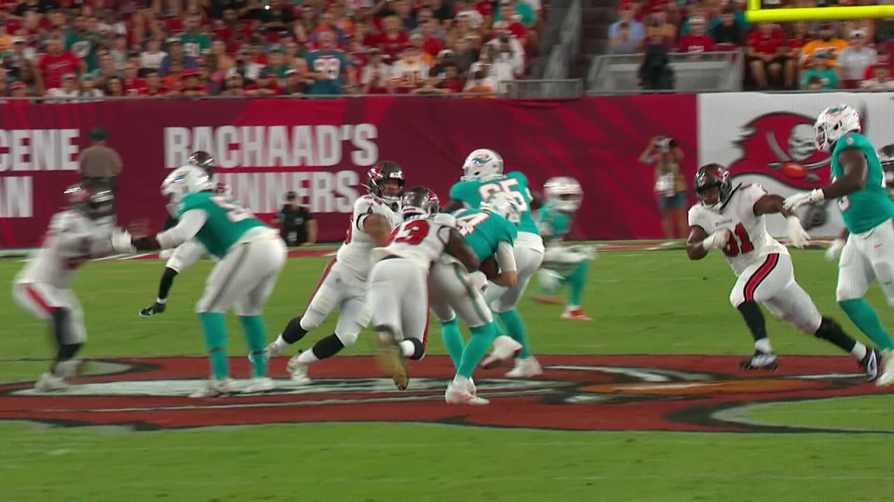 Tampa Bay Buccaneers rookie linebacker Chris Braswell gets past ...