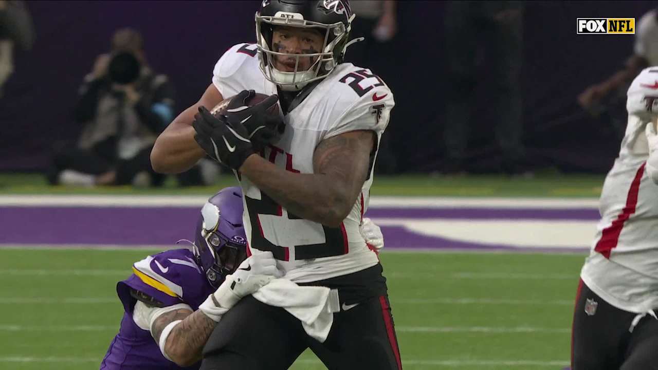 Atlanta Falcons running back Tyler Allgeier spins out of hit to gain 25 ...