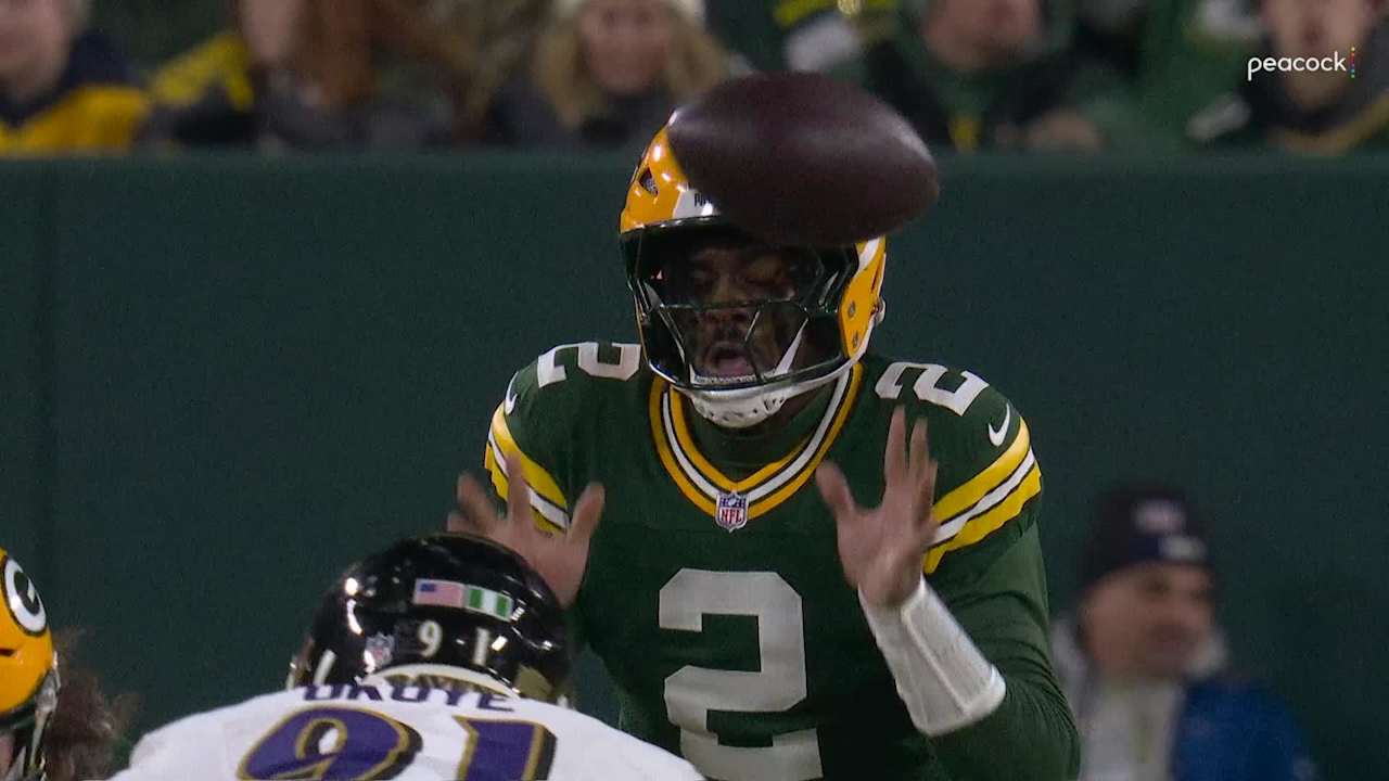Offensive miscue! Malik Willis takes a snap to the face for a fumble