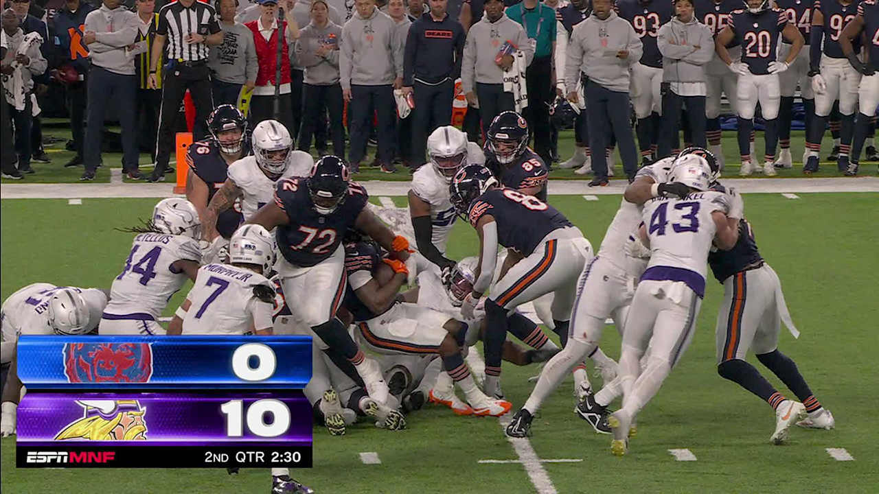 Chicago Bears running back D'Andre Swift's fourth-and-1 redemption rush falls short following ...