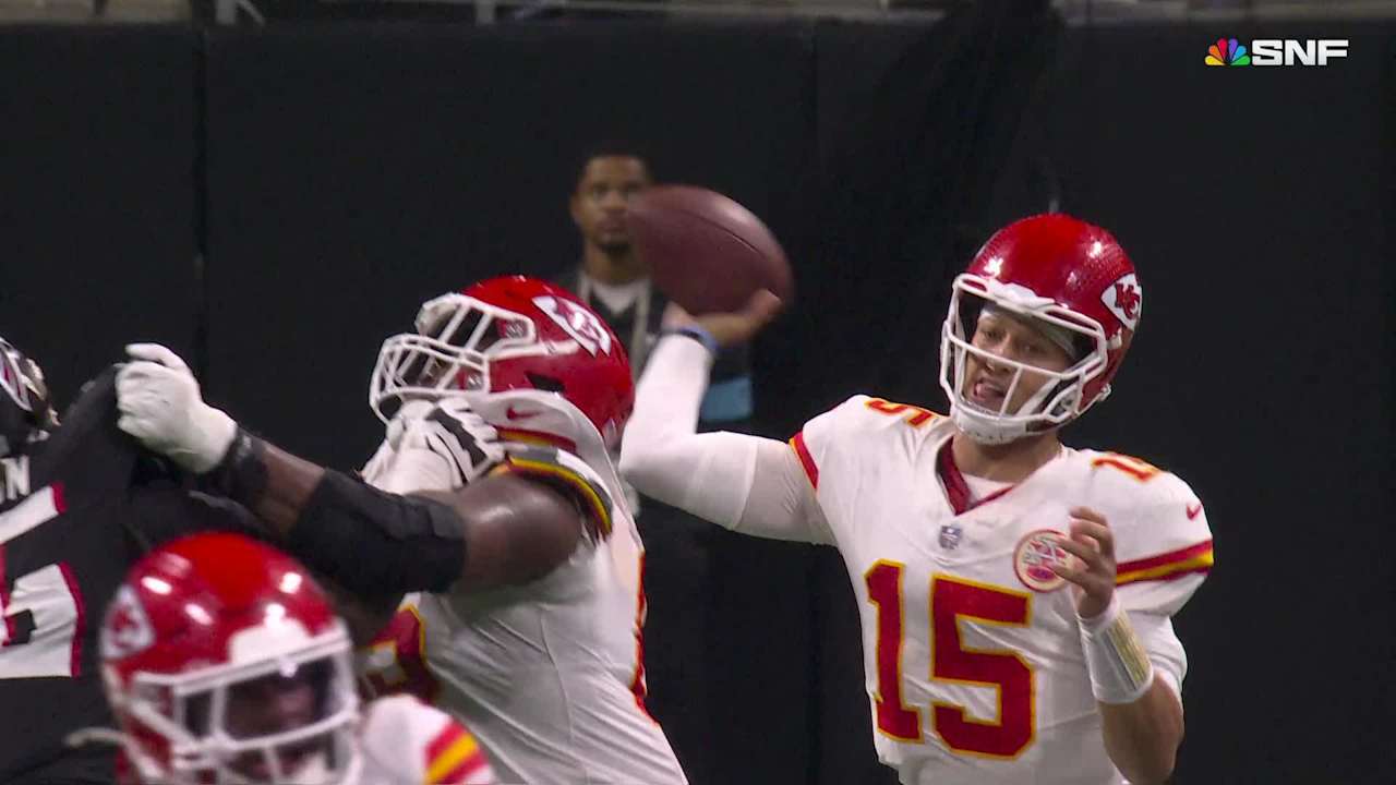 Kansas City Chiefs quarterback Patrick Mahomes dots Chiefs wide ...