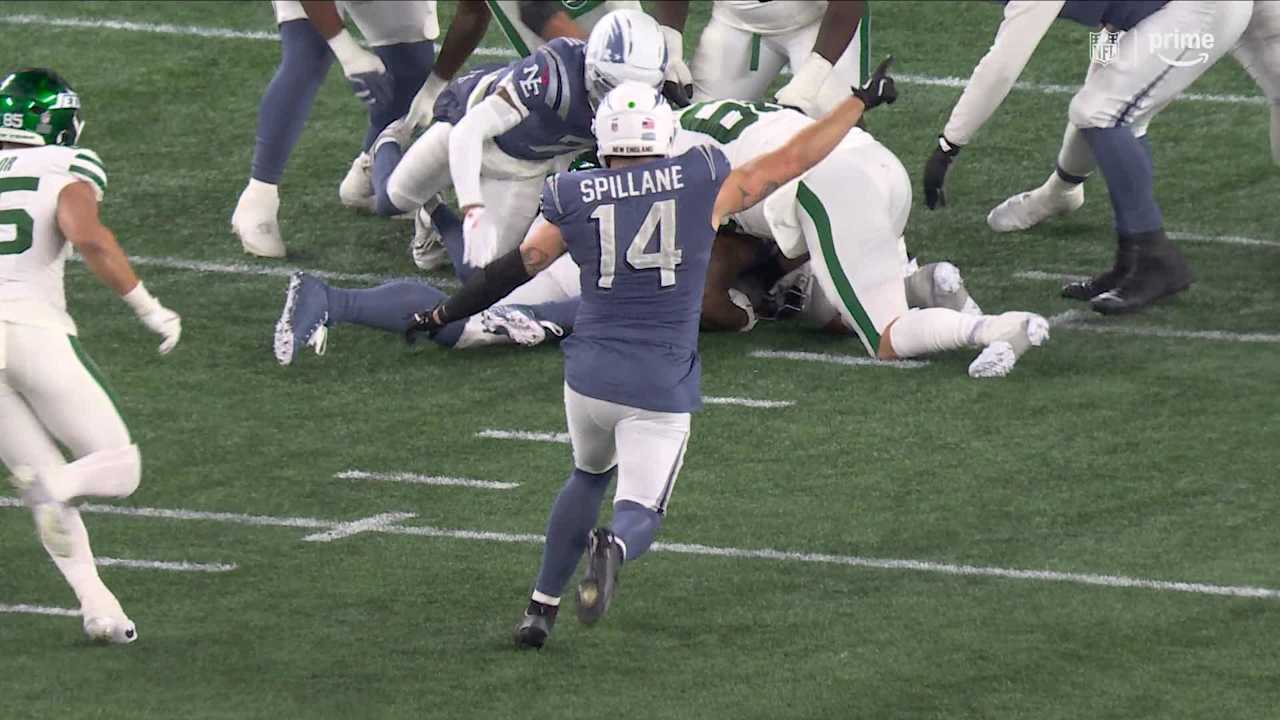 New York Jets quarterback Justin Fields' can't reel in the low snap ...