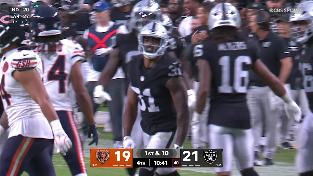 Las Vegas Raiders running back Raheem Mostert races into Chicago Bears ...