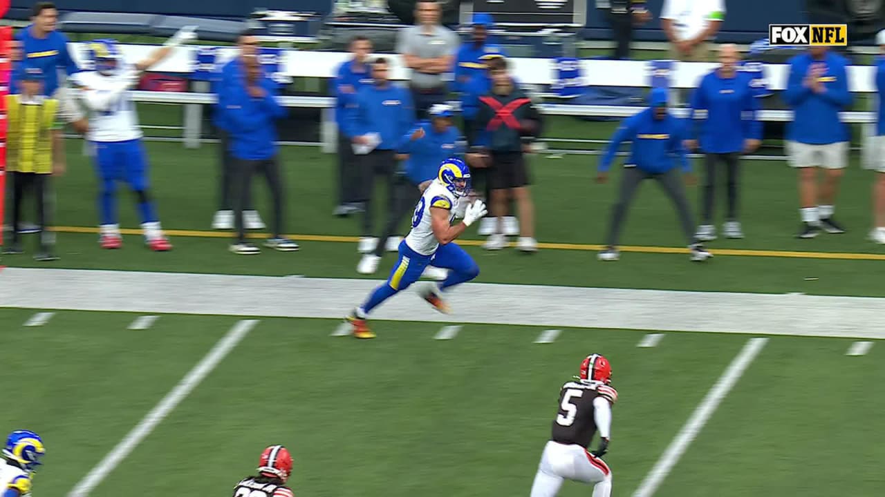 Los Angeles Rams tight end Tyler Higbee bursts down sideline for a 21 ...