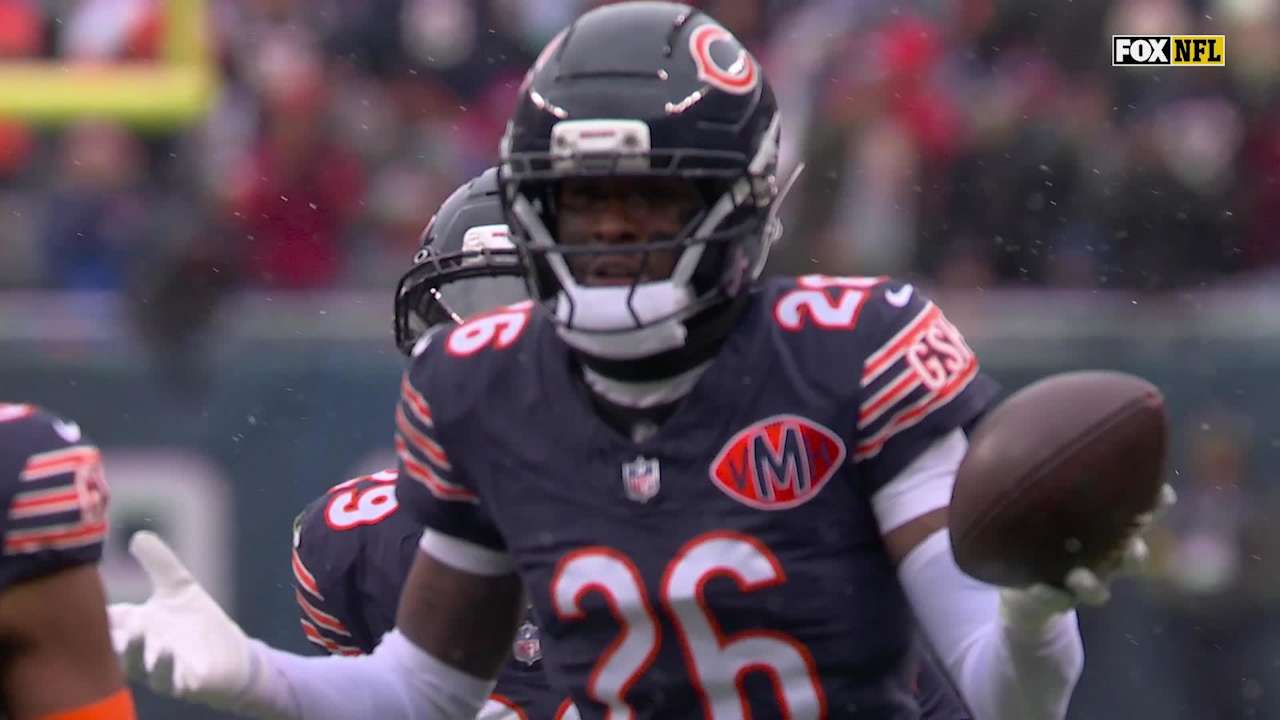 Chicago Bears cornerback Nahshon Wright scoops up loose ball on New ...