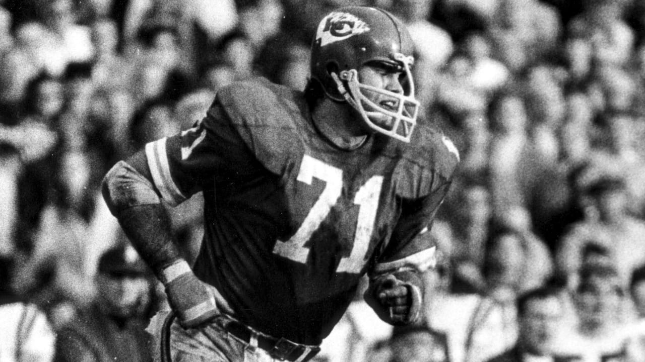Chiefs guard Ed Budde, who opened up '65 toss power trap,' dies at 83