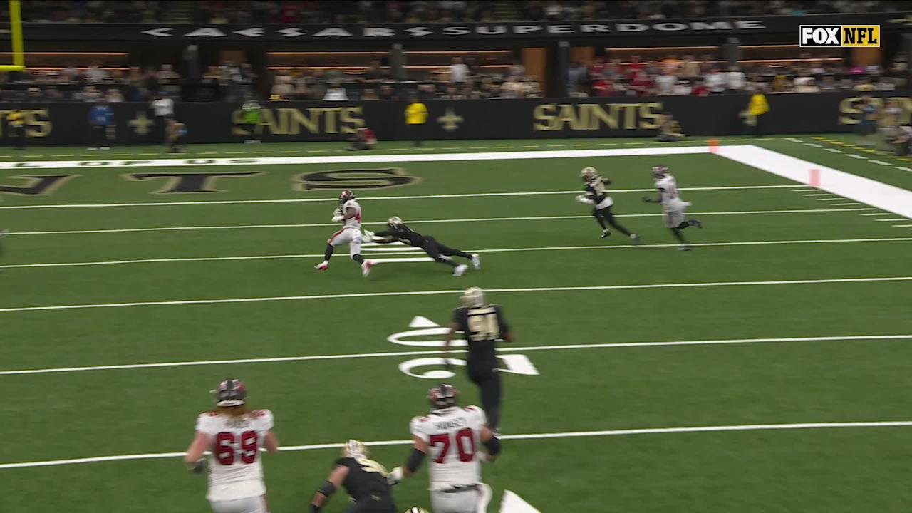 Tampa Bay Buccaneers running back Sean Tucker swerves around defenders ...