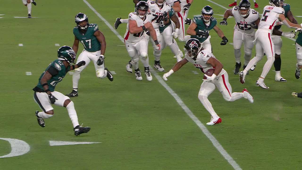 Philadelphia Eagles defender slips due to Atlanta Falcons running back ...