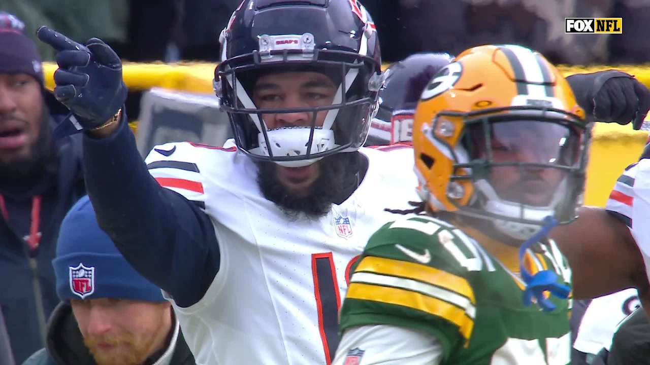 Chicago Bears quarterback Caleb Williams splits Green Bay Packers ...