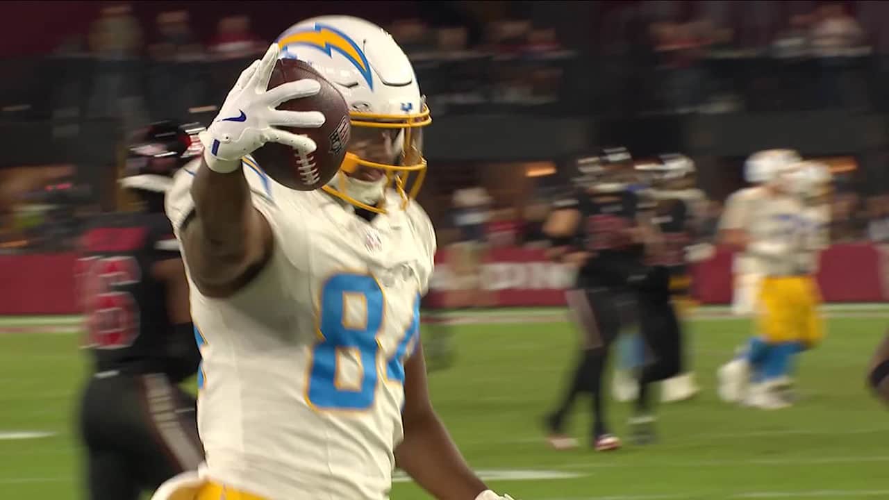 Los Angeles Chargers quarterback Justin Herbert dots tight end Stone ...