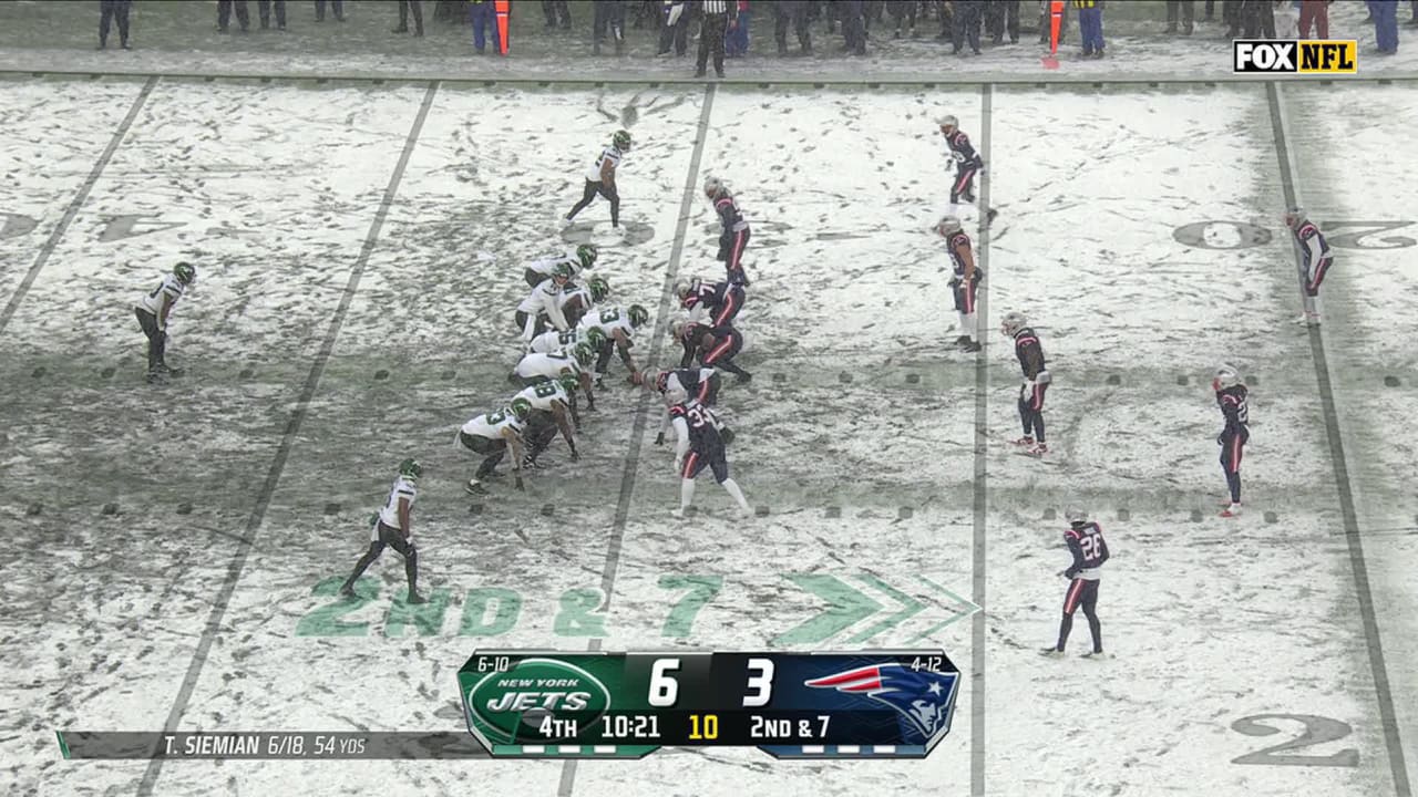 New York Jets running back Breece Hall makes one handed catch with ease ...