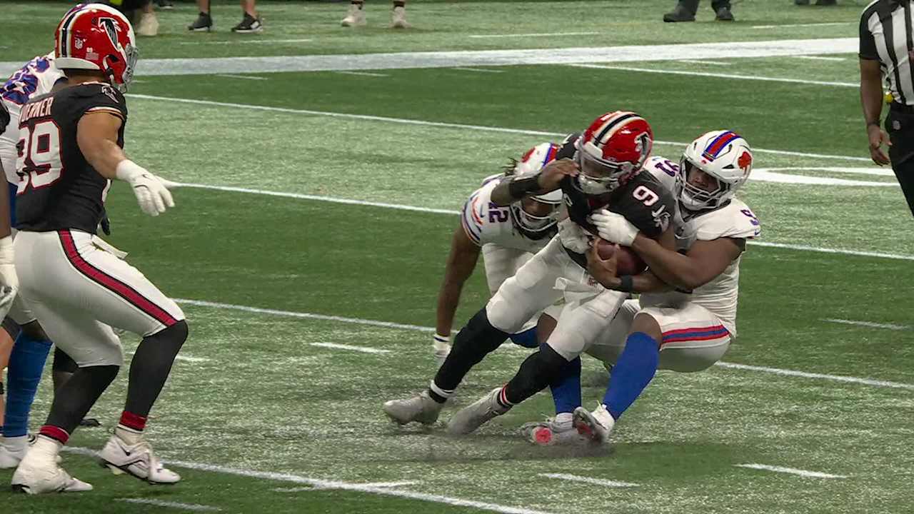 Buffalo Bills defensive tackle Ed Oliver swarms quarterback Michael ...