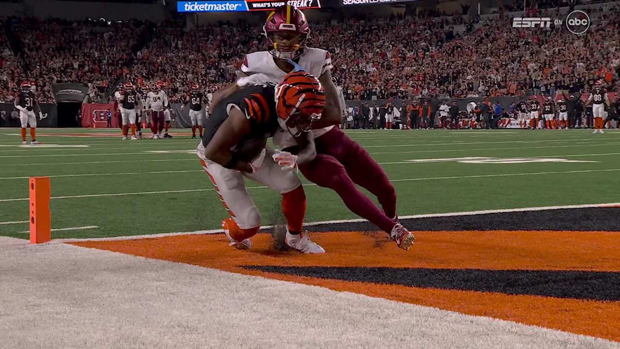 Cincinnati Bengals quarterback Joe Burrow throws a strike to wide ...