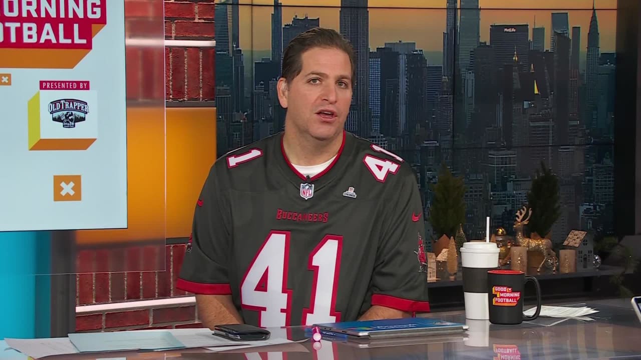 The Tampa Bay Buccaneers gift NFL Network's Peter Schrager a tight end ...