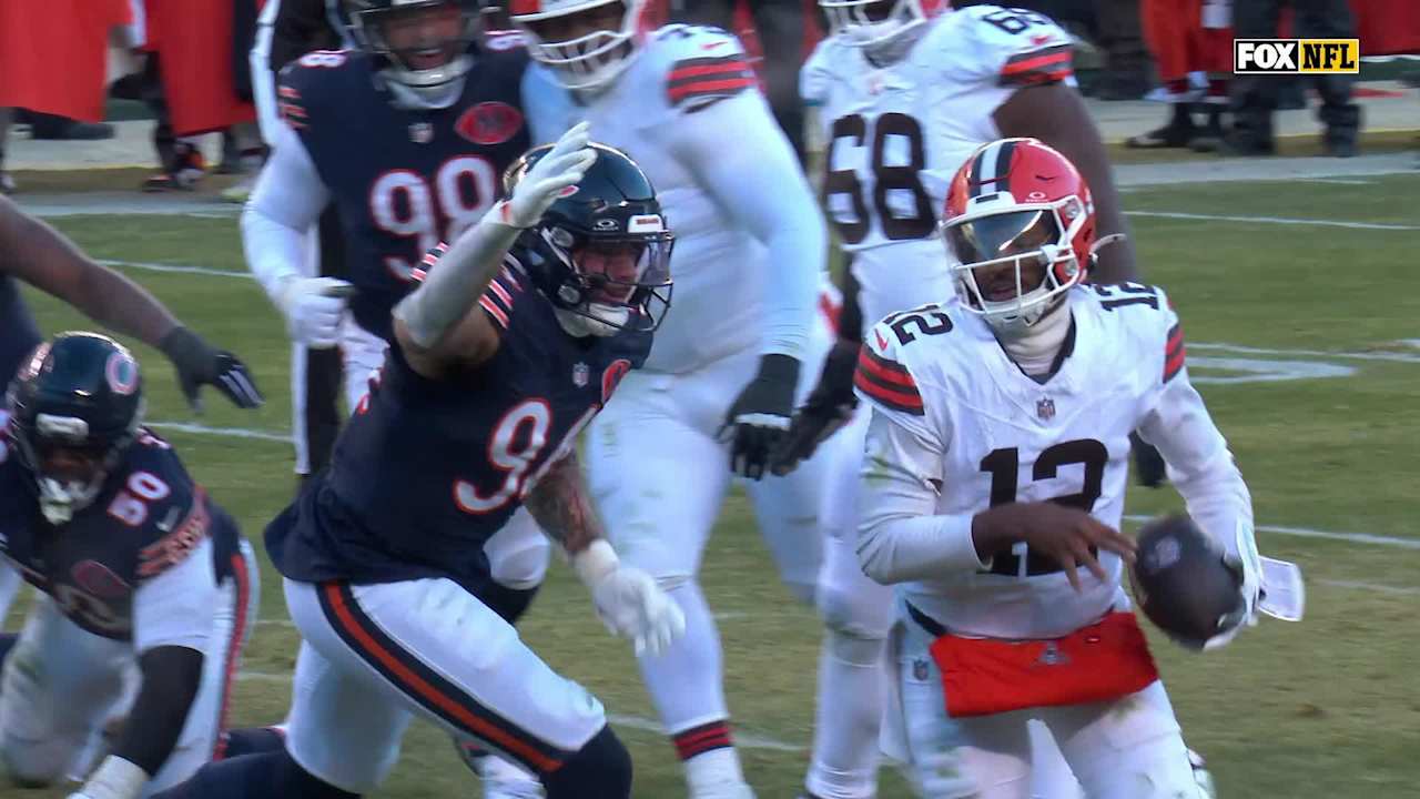 Chicago Bears defensive lineman Austin Booker denies Browns end zone to ...
