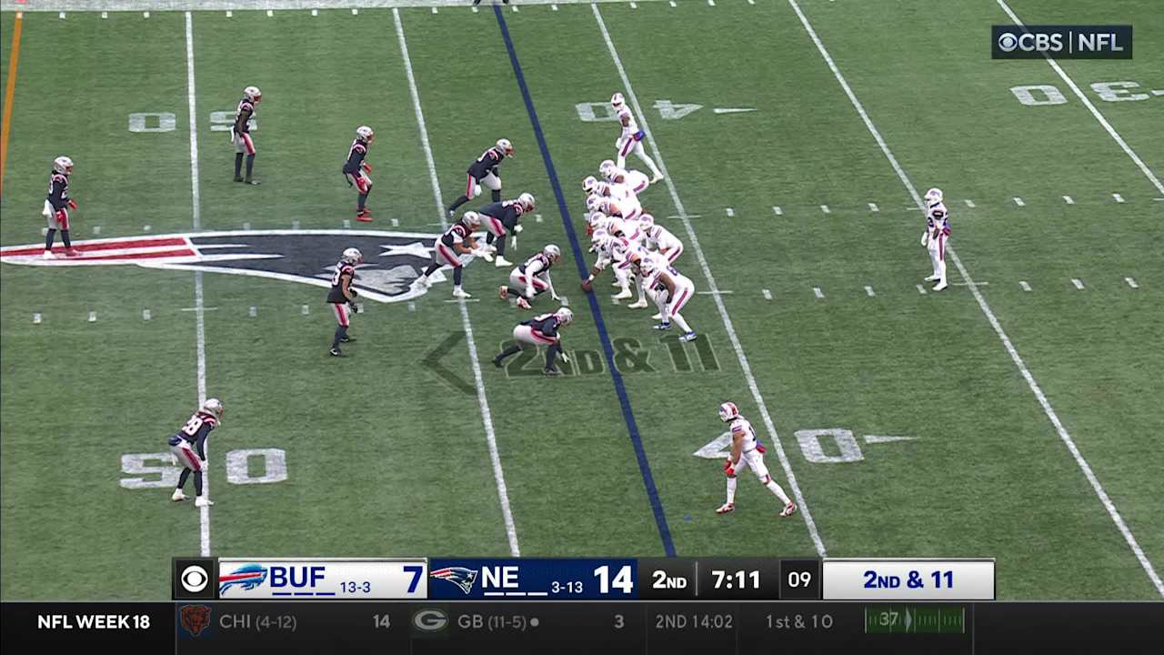 Buffalo Bills running back Ray Davis races up sideline on 23-yard rush