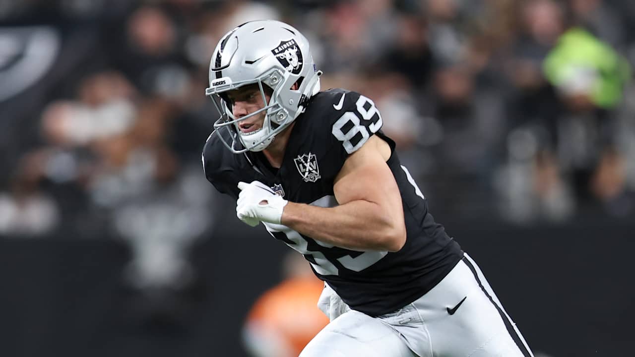 Raiders' Brock Bowers becomes third rookie TE to eclipse 1,000 yards, first to hit 100 catches