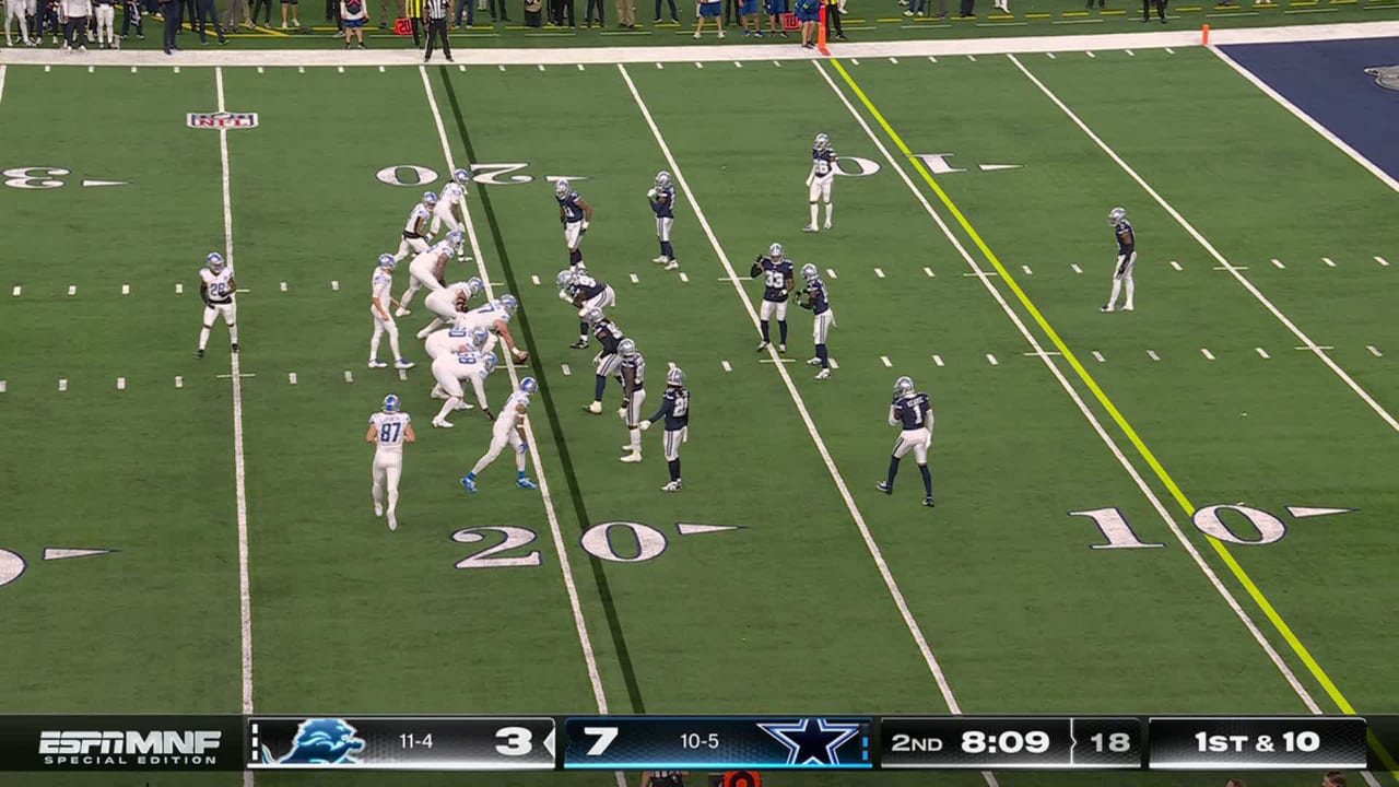 Detroit Lions running back Jahmyr Gibbs scampers down to Dallas Cowboys ...