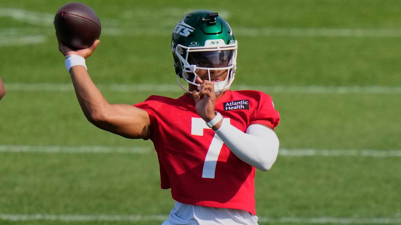 Jets QB Justin Fields considered day to day after dislocating toe in practice