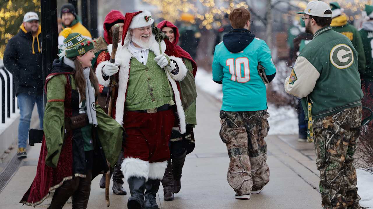 NFL community celebrates Christmas Day on social media