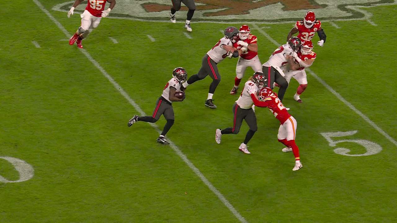 Tampa Bay Buccaneers wide receiver Sterling Shepard gains 21 yards on ...