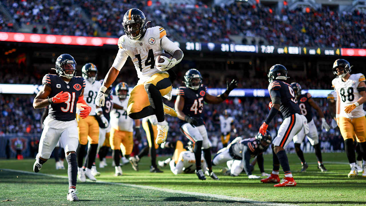 Can't-Miss Play: 55-yard run! Pittsburgh Steelers running back Kenneth Gainwell gashes Chicago ...