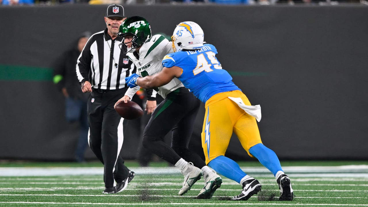 Los Angeles Chargers linebacker Tuli Tuipulotu swarms New York Jets ...