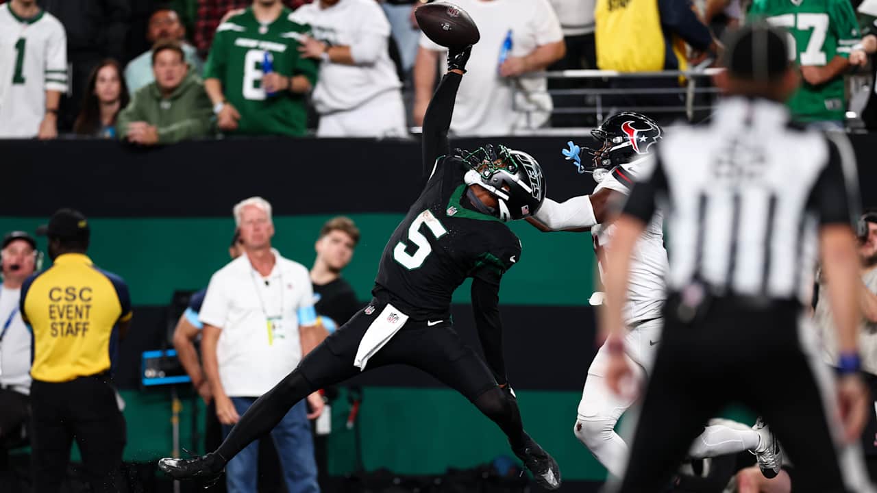 Jets WR Garrett Wilson, Eagles RB Saquon Barkley highlight Players of ...