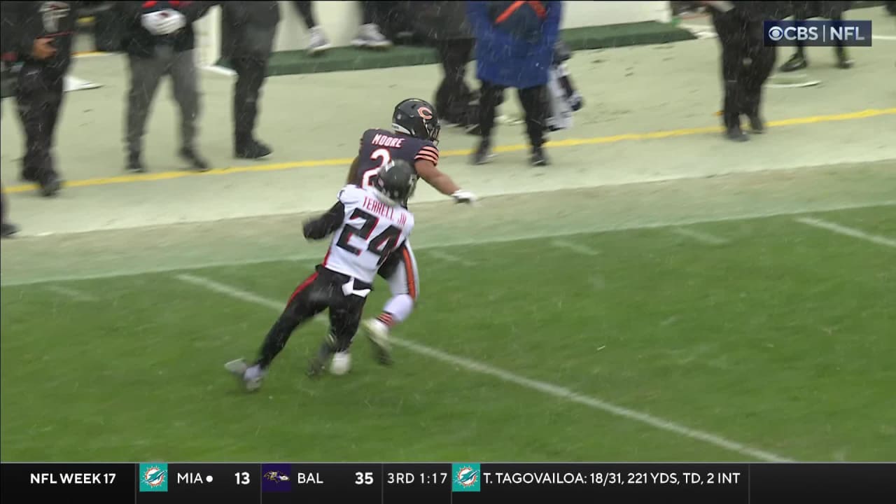 Chicago Bears wide receiver DJ Moore uses stiff arm for 23-yard gain ...
