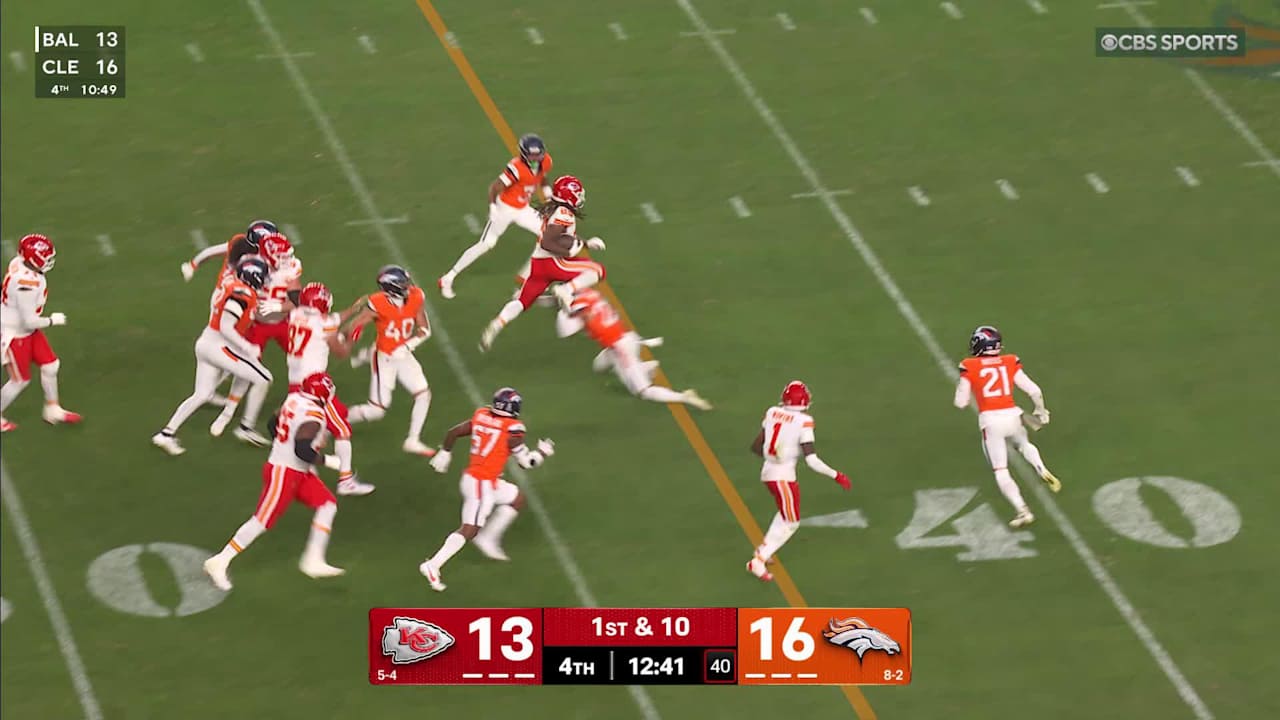 Kansas City Chiefs running back Kareem Hunt's hurdle caps 11-yard run ...